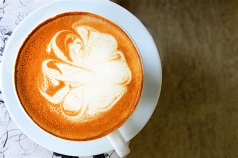 카페 오른쪽에 복사 공간이 있는 테이블에 아트 라떼가 있는 흰색 카푸치노 컵의 평면도 또는 평면 아침 뜨거운 음료와 음식 디자인 0명에 대한 스톡 사진 및 기타 이미지