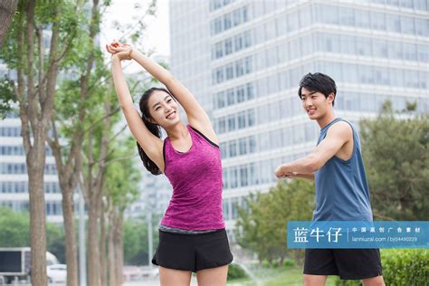 年轻情侣在户外健身 蓝牛仔影像 中国原创广告影像素材