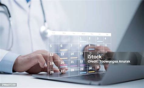 계획 치료 환자 및 병원에서 후속 조치를 위해 노트북에 가상 디지털 캘린더가 있는 의료 종사자 달력 일정 일정 약속 회의 일정