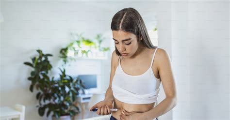 젊은 당뇨병 여성은 집에서 인슐린 펜으로 인슐린 주사를합니다 당뇨병 생활 방식 사진 Unsplash의 호르몬 이미지