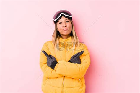 身穿粉红色背景滑雪服的年轻白种女人侧着身子高清图片下载 正版图片504189968 摄图网
