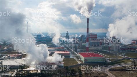 공장은 일몰에 파이프에서 연기와 스모그를 방출 오염 물질은 대기로 입력합니다 환경 재해 유해한 배출 배기가스 고전적인 푸른 하늘에 대한 화학 산업 0명에 대한 스톡 사진 및