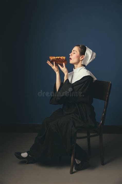 Mujer Joven Medieval Como Monja Imagen De Archivo Imagen De Festival