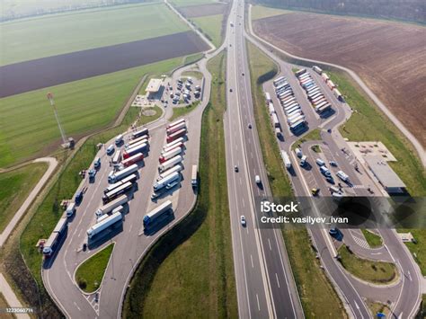 트럭 주유소 및 자동차가 돌진하는 경로의 주차의 상단보기 공중 뷰에 대한 스톡 사진 및 기타 이미지 공중 뷰 도로 모션 Istock