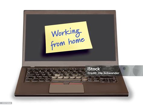 빈 화면에서 집에서 작업 말하는 노란색 스티커 메모와 노트북 Pc 흰색 배경에 격리 된 컴퓨터 가정 생활에 대한 스톡 사진 및 기타 이미지 Istock