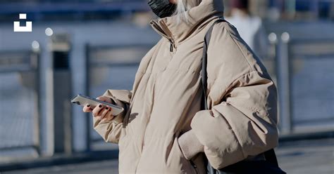 검은 니트 모자와 검은 선글라스를 쓴 갈색 코트를 입은 남자 사진 Unsplash의 무료 지평선 이미지