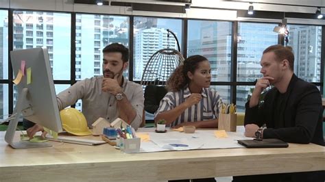 직장에서 사무실 책상에서 대화를 나누는 크리에이티브 비즈니스 피플 그룹 개성 개념에 대한 스톡 사진 및 기타 이미지 개성 개념 건축가 글로벌 비즈니스 Istock