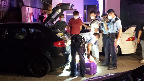 尖沙嘴私家車男司機女乘客爭吵釀「炒車」 揭車內藏他人證件同被捕