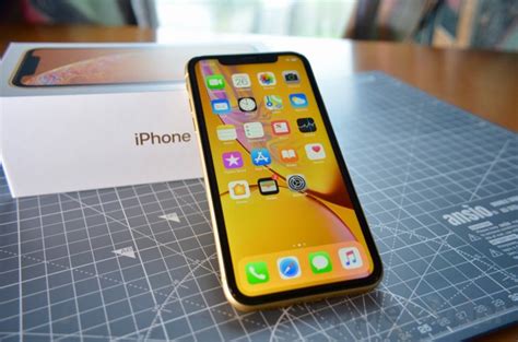 Hands On Apple S Iphone Xr Brings Color And Value To The Lineup