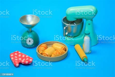 반죽 우유 병 롤링 핀 비늘 오븐 장갑 및 파스텔 최소한의 배경에 완성 된 케이크를 준비하는 요리 기계 건강한 생활방식에 대한 스톡 사진 및 기타 이미지 Istock