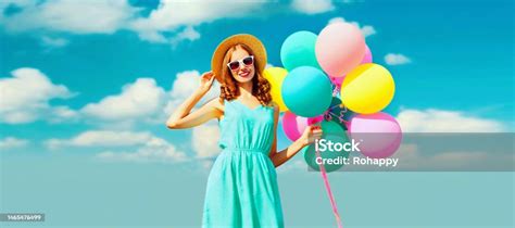 푸른 하늘 배경에 필드에 여름 밀짚 모자를 입고 화려한 풍선의 무리와 행복한 미소 젊은 여자 25 29세에 대한 스톡 사진 및 기타 이미지 Istock