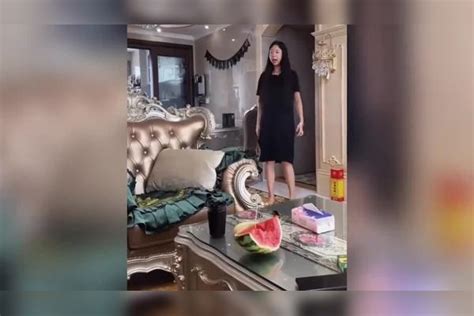 妻子让丈夫灭烟遭拒绝，小棉袄一来 丈夫立马怂到掐烟