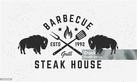 스테이크 하우스 바베큐 레스토랑 로고 포스터 Bbq 트렌디 한 로고와 주걱 그릴 포크 및 들소 실루엣 벡터 엠블럼 템플릿입니다