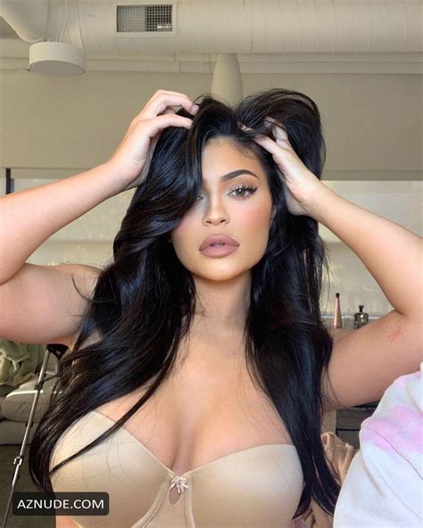 Kylie Jenner Shared A Few Sexy Photos For Her 153m Followers Aznude