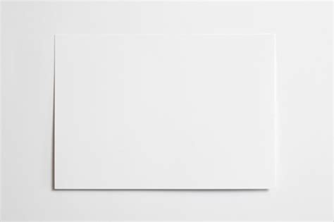 그래픽 디자이너 프리젠 테이션 포트폴리오 등을위한 템플릿으로 흰색 종이 배경에 격리 된 부드러운 그림자 테이프가있는 빈 수평