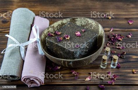 코코넛 그릇에 유기농 아로마 수제 비누와 천연 소재로 만든 개인 관리 품목 가꿔주기에 대한 스톡 사진 및 기타 이미지 가꿔주기 개인 장식품 개체 그룹 Istock