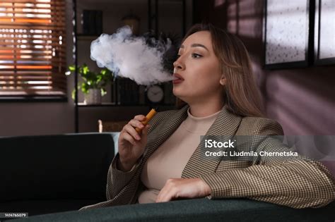 실내에서 일회용 전자 담배를 사용하는 아름다운 젊은 여성 일회용에 대한 스톡 사진 및 기타 이미지 일회용 전자담배 20 24세 Istock