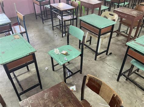 สภาพห้องเรียนสกปรก หลังนักเรียนแอบเอาของกินเข้ามา ครูเห็นแทบเหลือทน