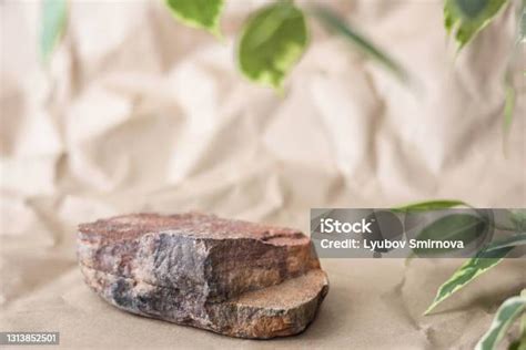 자연 석은 흰색 배경에 프리젠 테이션 및 전시회를 위해 스탠드 유기농 화장품에 대한 추상적 인 연단 제품을 표시합니다 최소한의 스타일 배경 주제에 대한 스톡 사진 및 기타