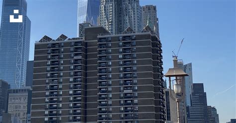 배경에 높은 건물이 있는 도시 스카이라인 사진 Unsplash의 무료 맨해튼 이미지