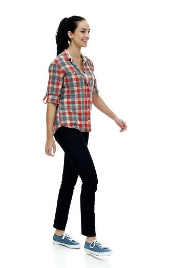 전체 길이 1인 사이드 뷰 프로필 뷰 1819 세 성인 아름 다운 검은 머리 긴 머리 포니 테일 코 카 서 스 여성 젊은 여성 웃고 있는 흰색 배경 앞에서 걷고 있는 미소