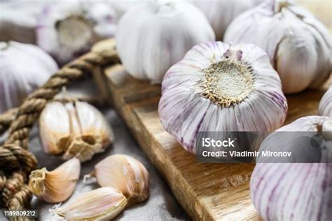 나무 도마에 마늘 전구와 마늘 정향 유기농 농장 식품 회색 배경입니다 맨 위 보기 클로즈업 갈색에 대한 스톡 사진 및 기타 이미지 Istock