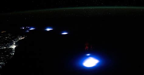 Astronaut Captures Rare Red Sprite Lightning From The Iss Petapixel Astronaut Captures Rare Red Sprite Lightning From The Iss Petapixel