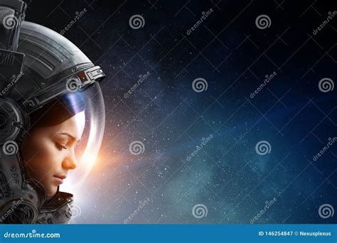 Astronauta De Sexo Femenino En Espacio En Rbita Del Planeta Imagen De Archivo Imagen De