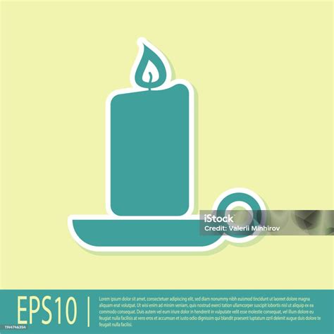 노란색 배경에 고립 된 촛대 아이콘에 녹색 불타는 촛불 구식 조명 촛불 불타는 불꽃 원통형 방향족 촛불 스틱 평면 디자인입니다 벡터 일러스트 개념에 대한 스톡 벡터 아트 및