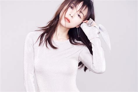 张静初优雅黑白写真 身形曼妙婀娜多姿