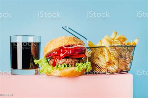 텍스트를 위한 여유 공간이 있는 파란색 배경에 분홍색 큐브에 햄버거와 감자 튀김과 소다를 클로즈업 0명에 대한 스톡 사진 및 기타 이미지 Istock