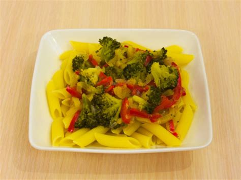 Пенне с болгарским перцем и брокколи
