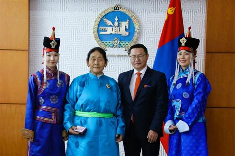 Хүнс хөдөө аж ахуйн салбарын баялаг бүтээгчдэд төрийн дээд одон