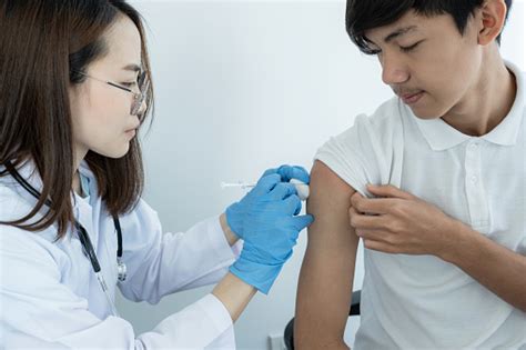 의사가 주사기를 들고 바이러스의 확산을 방지하기 위해 클리닉에서 환자를 예방 접종하려고했습니다 14 15 살에 대한 스톡 사진 및 기타 이미지 Istock