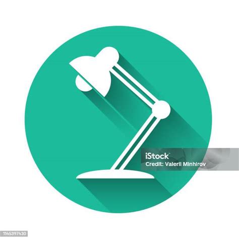 긴 그림자와 고립 된 흰색 테이블 램프 아이콘입니다 테이블 사무실 램프 녹색 원 버튼을 클릭 합니다 벡터 일러스트 0명에 대한