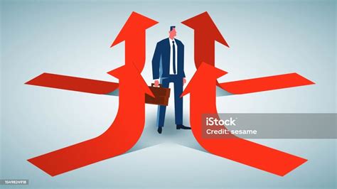 개발 및 성장 유리한 이점 이익 또는 수익 성장에 대한 투자 마케팅 성과 개선 및 향상 교육 또는 기술 업그레이드 4 개의 상향 성장 화살표 사이에 서있는 사업가 기대에