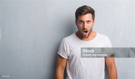 두려워 하 고 놀라운 식 공포와 흥분된 얼굴 충격 회색 그런 지 벽에 잘생긴 젊은 남자 감정에 대한 스톡 사진 및 기타 이미지 감정 겁먹은 경외감 Istock