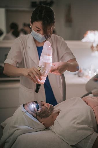 아시아 의 중국 탄소 얼굴 박리 절차 레이저펄스는 얼굴의 깨끗한 피부를 펄스 하드웨어 미용 치료 광합성 피부를 따뜻하게 레이저 탄소 박리 과정 얼굴 피부 회춘 의료용