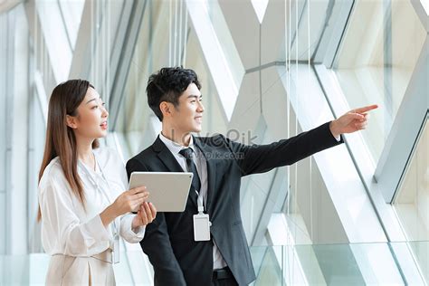 싸우는 공간 동료 비즈니스 사람들이 지적합니다 사진 무료 다운로드 Lovepik