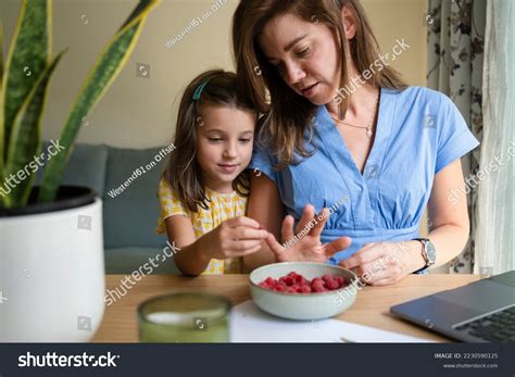 4 466 рез по запросу «Девушка за столом фрукты работа — изображения стоковые фотографии и