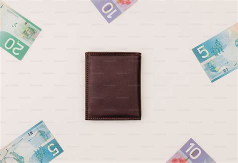 돈 더미 위에 놓인 지갑 사진 Unsplash의 비용 절감 이미지