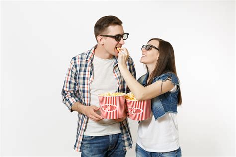 젊은 행복 한 커플 여자와 남자 날짜에 영화 영화를 보고 3d 안경에서 팝콘 양동이 들고 흰색 배경에 고립 Eatch 다른 고