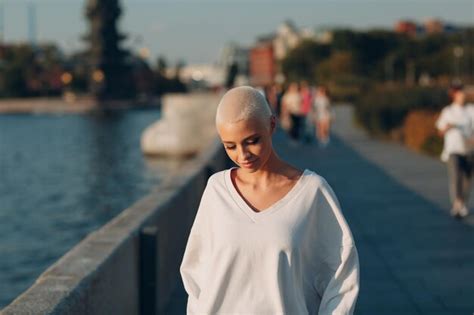 Mujer Joven Milenaria Rubia De Pelo Corto Al Aire Libre Retrato Sonriente Foto Premium