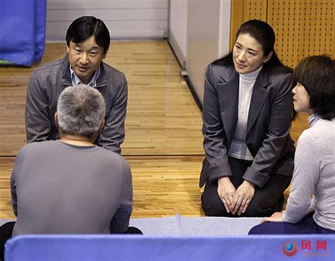 日本皇太子夫妇到地震临时安置点看望灾民