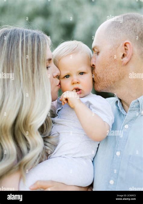 Eltern küssen Baby Junge Sohn Stockfotografie Alamy