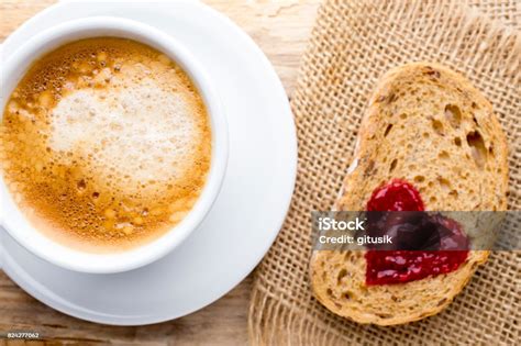 신선한 커피입니다 곡물 빵 잼 심장 모양으로 쪼 갠 다입니다 라떼에 대한 스톡 사진 및 기타 이미지 라떼 마실 것 머그 Istock
