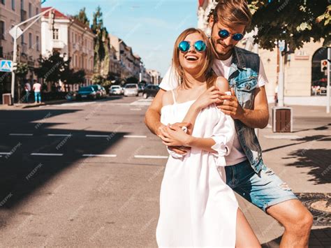 아름다운 소녀와 그녀의 잘 생긴 남자 친구 웃고 무료 사진