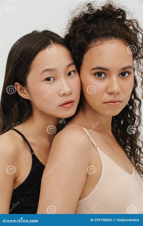 Dos Chicas Hermosas Posando Aisladas Sobre Una Pared Blanca Foto De Archivo Imagen De Hembra