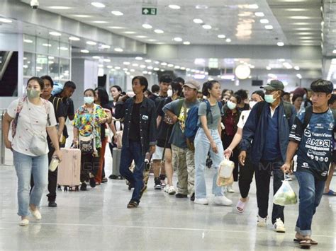 Photo Gallery สถานีกลางบางซื่อเริ่มคึกคัก ปชช แห่เข้ากรุง หลังกลับ