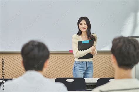 전염병 상황에 학교에서 고등교육 마스크를 벗고 여러 손동작으로 발표 또는 강의를 하고 있는 아시아 젊은 여자 모델 남자 학생 뒷모습 Stock Photo Adobe Stock